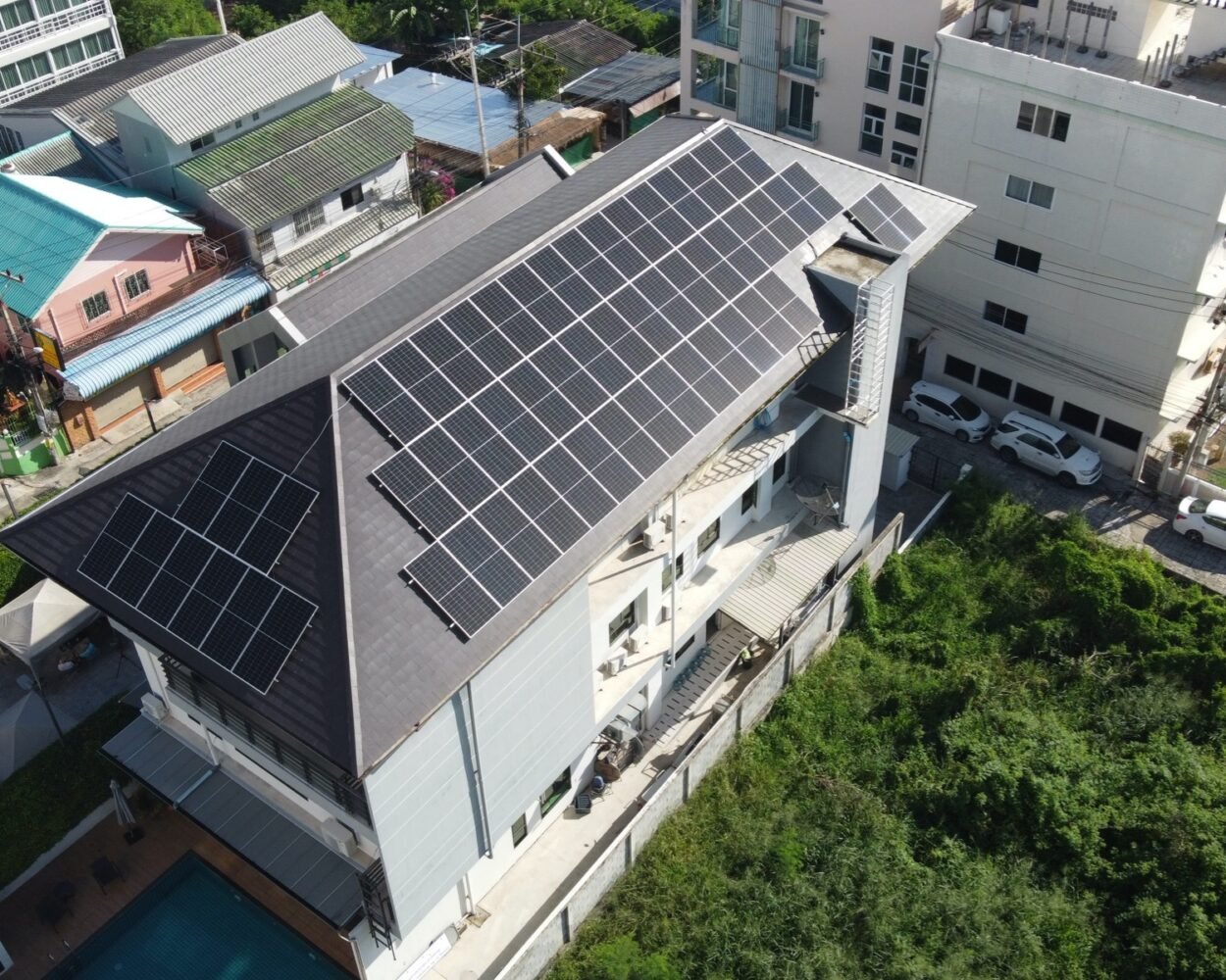 Going Off-Grid with a Solar Roof: Is It Right for You? - Kunini